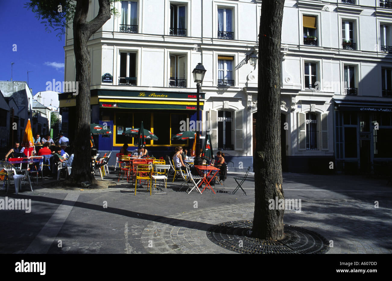 Paris restaurant bar table hi-res stock photography and images - Alamy