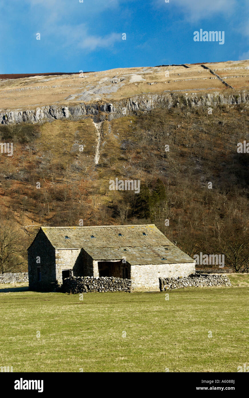 Limestone roof barn hi-res stock photography and images - Alamy