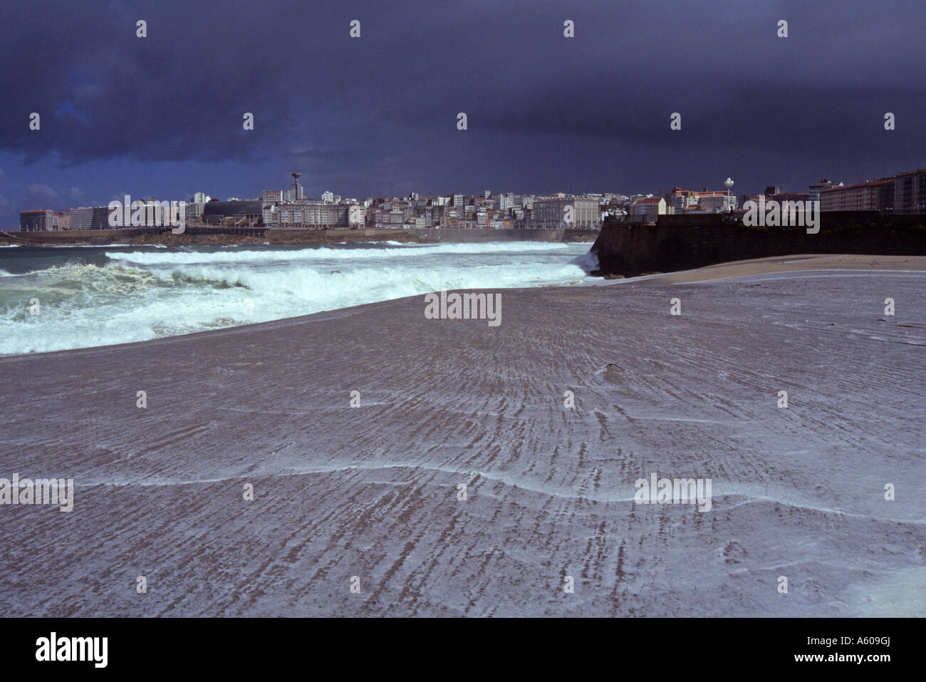 Tidal wave city hi-res stock photography and images - Alamy