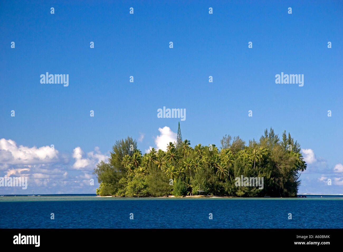 Small island called a motu off the island of Tahiti Stock Photo - Alamy