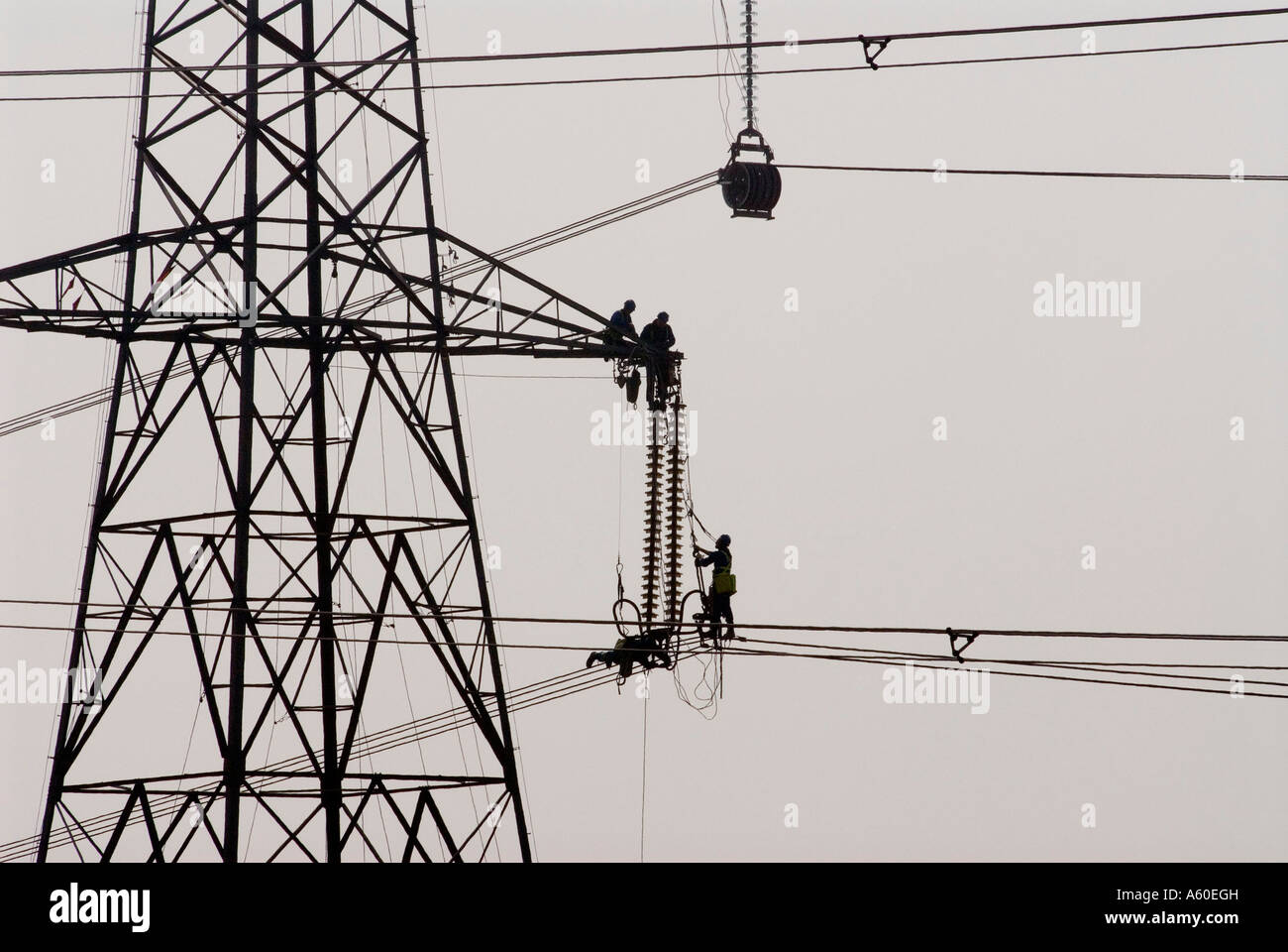 OVERHEAD LINESMEN CORRECT TITLE SEEN HERE ABOVE LITTLEBURY ESSEX Stock ...
