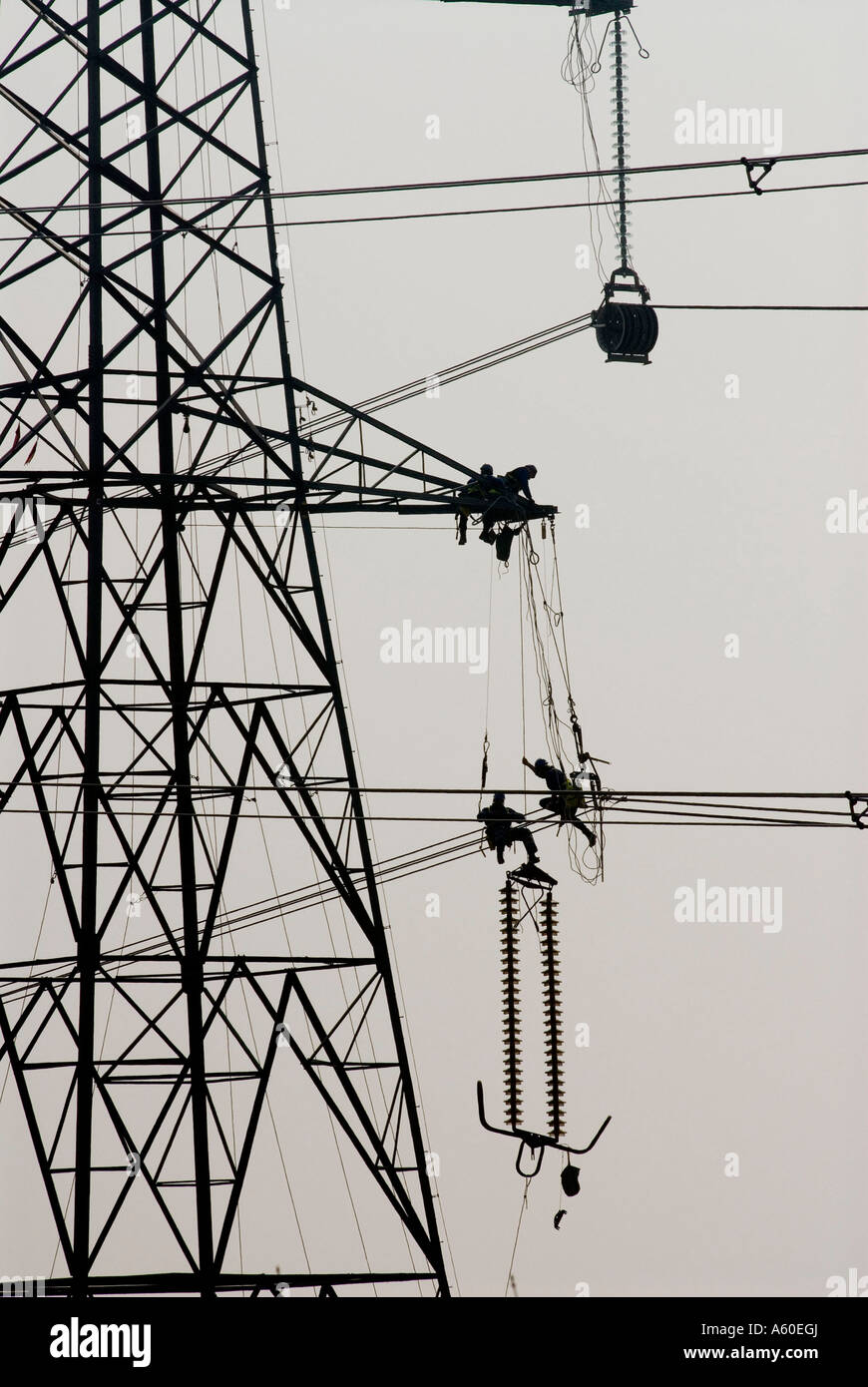 OVERHEAD LINESMEN CORRECT TITLE SEEN HERE ABOVE LITTLEBURY ESSEX Stock ...