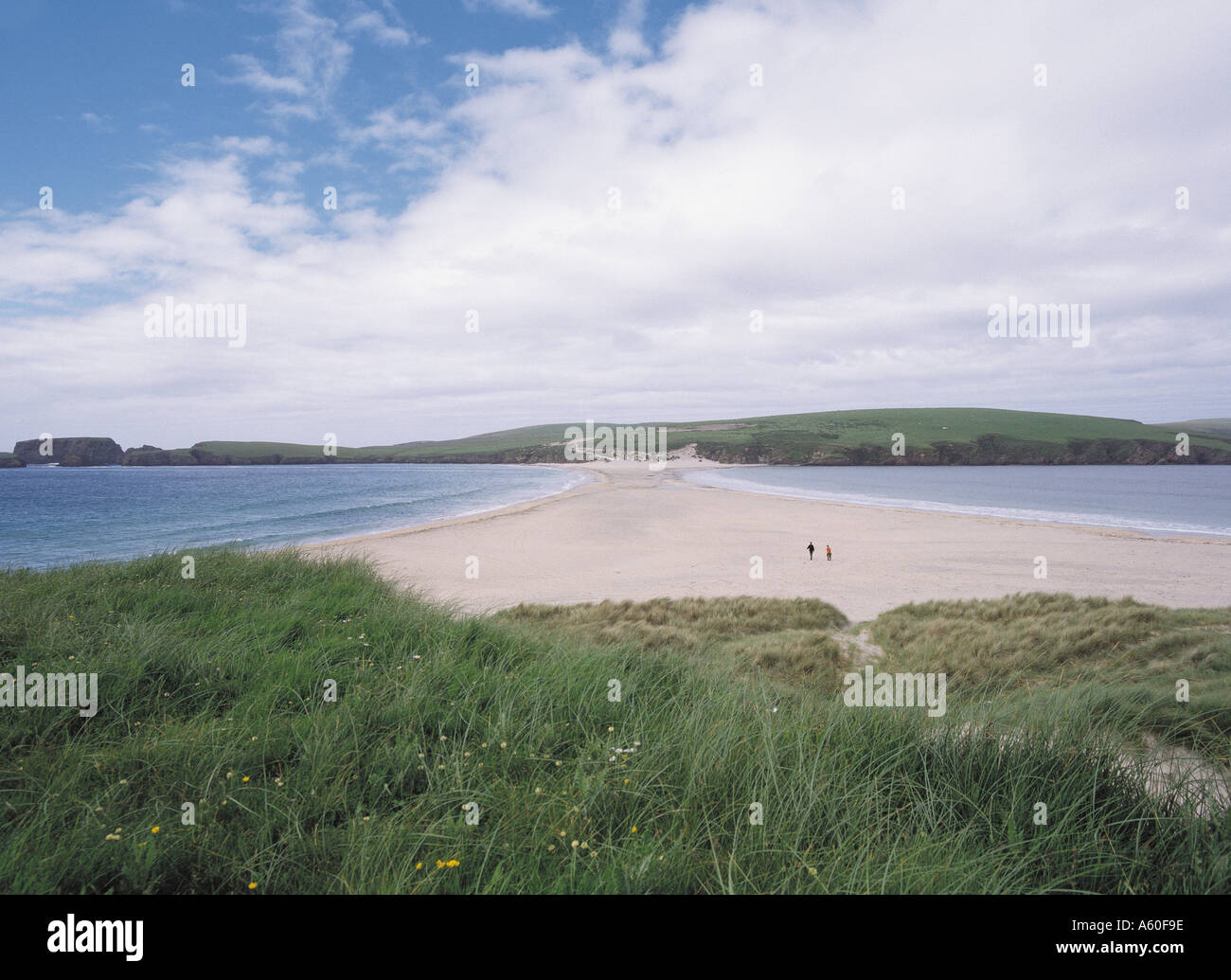 Tombolo st ninians island shetland hi-res stock photography and images ...