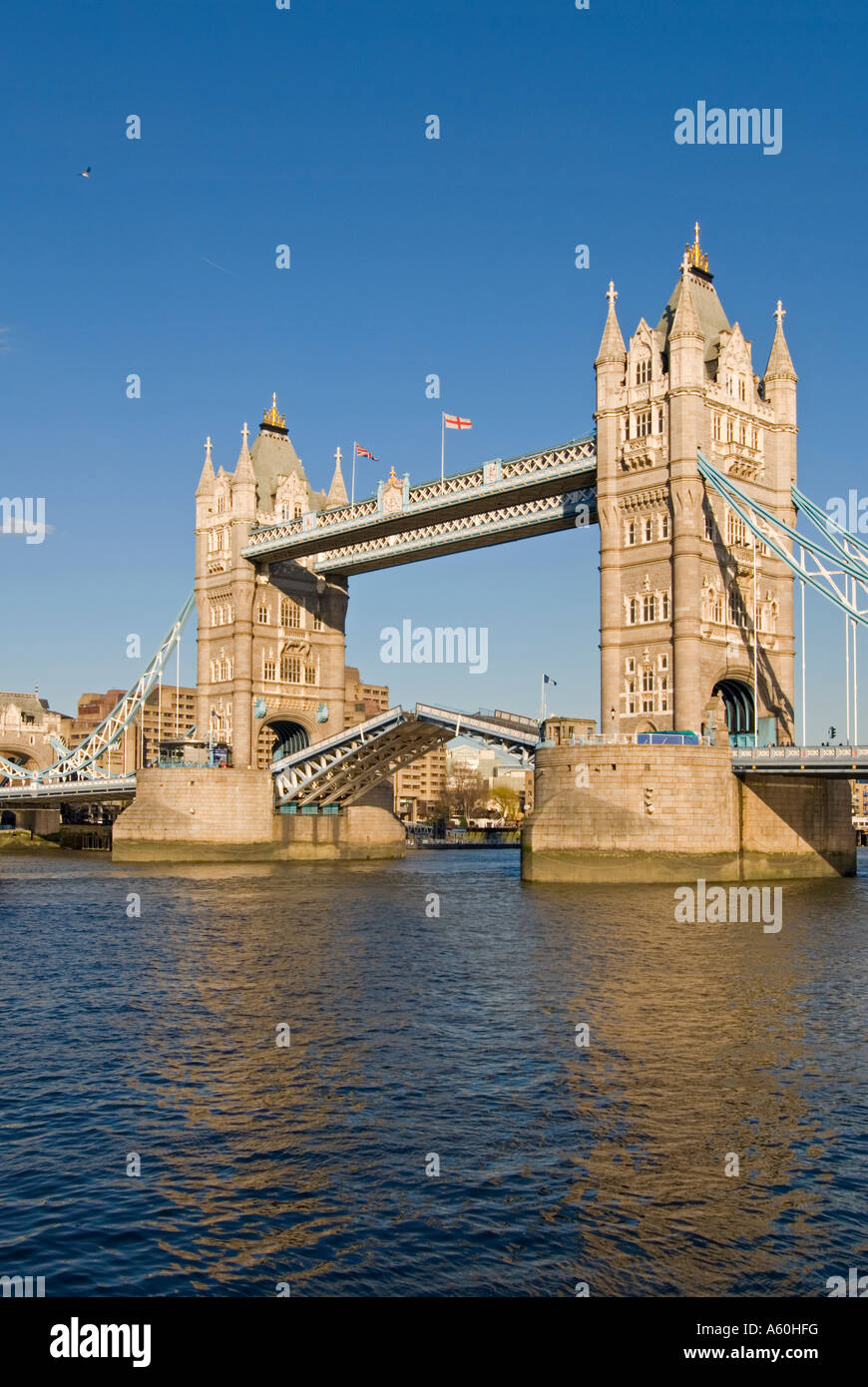 Tower bridge closing lift hi-res stock photography and images - Alamy