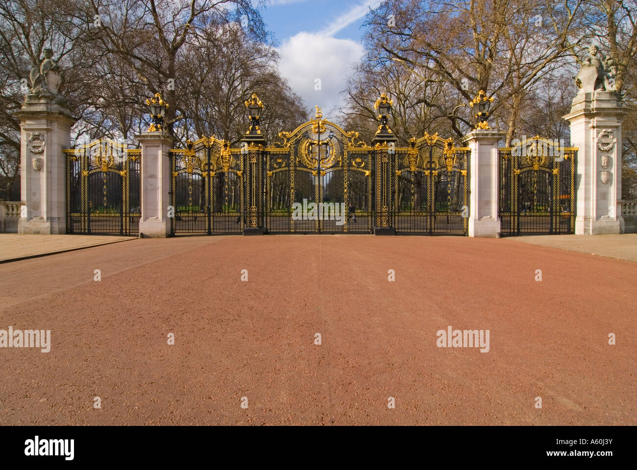 Big black gates hi-res stock photography and images - Alamy