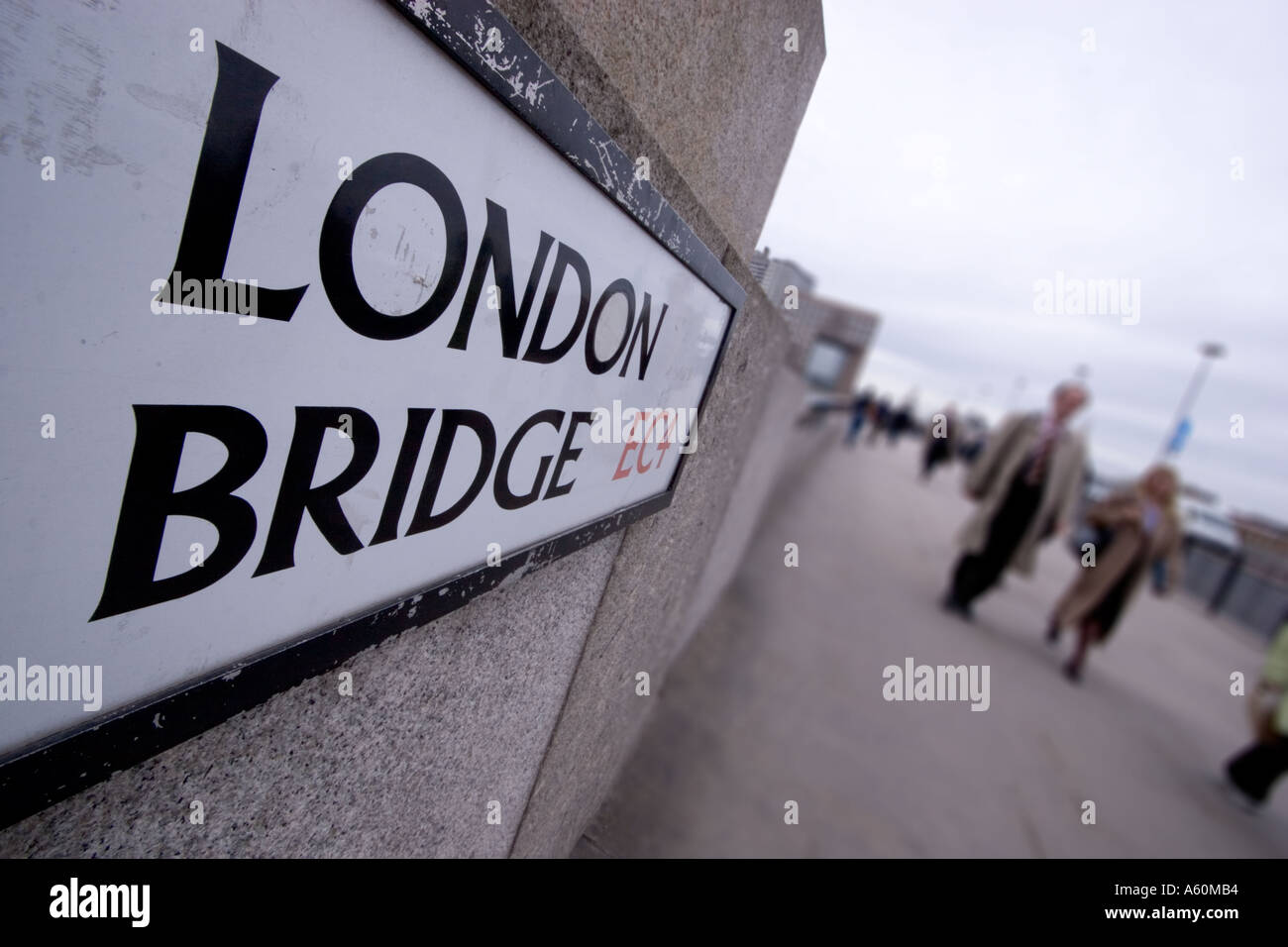 London Bridge street sign with pedestrians and traffic Stock Photo - Alamy