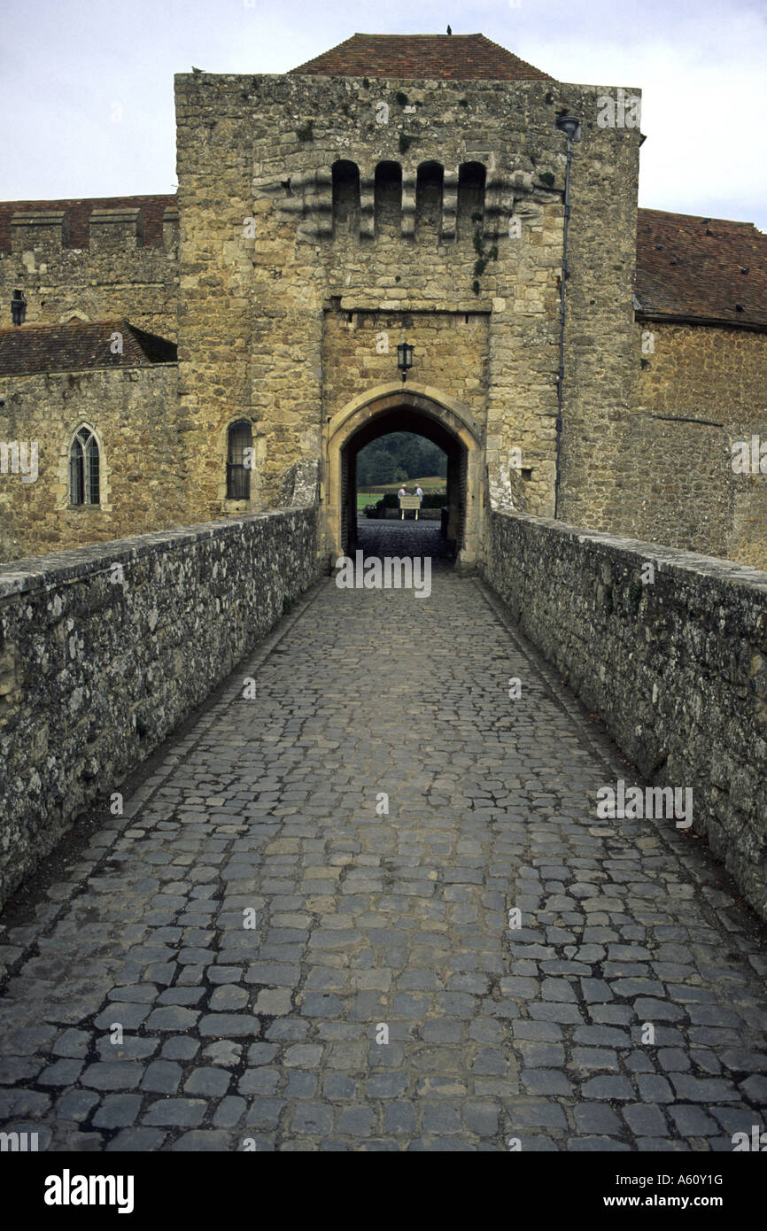 Leeds Castle, bridge and gate, United Kingdom, England, Kent, Maidstone ...