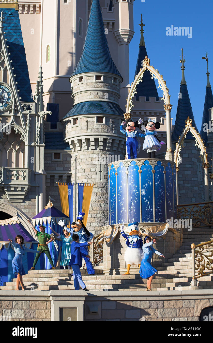 Mickey and minnie dance hi-res stock photography and images - Alamy