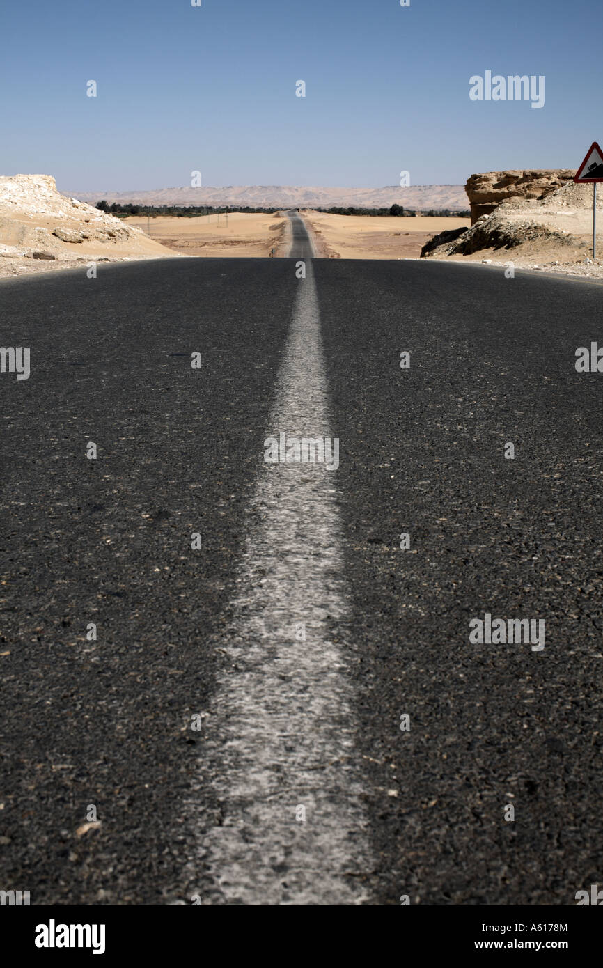 Straight line road hi-res stock photography and images - Alamy