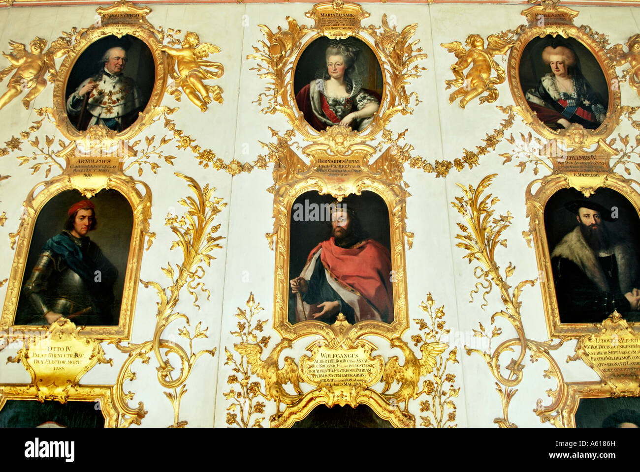 Gallery of ancestral portraits hi-res stock photography and images - Alamy