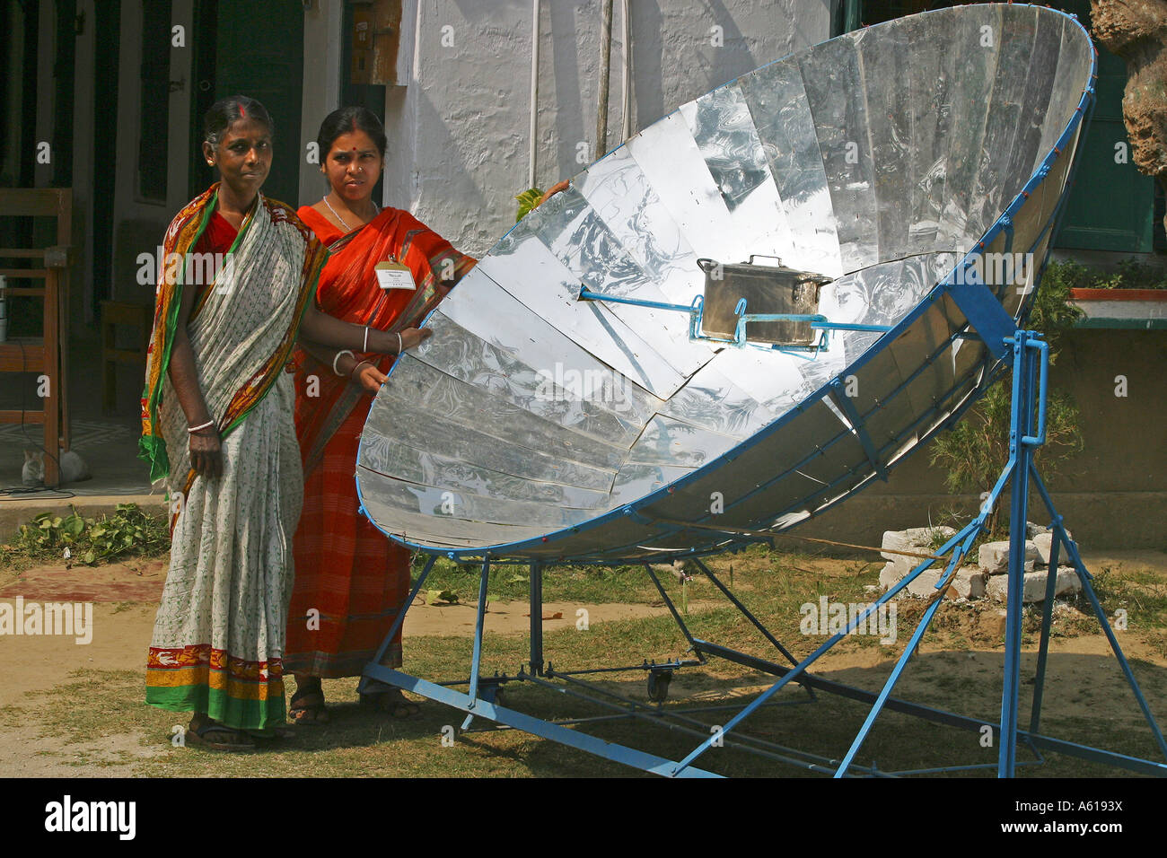 Solar cooker india hi-res stock photography and images - Alamy