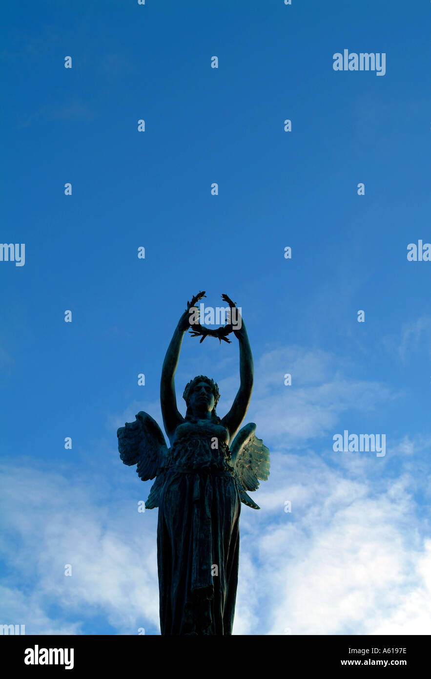 Female angel statue with wreath hi-res stock photography and images - Alamy