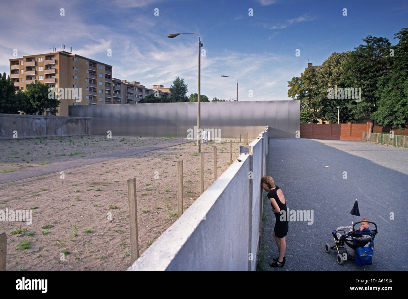 Memorial Berlin Wall, Bernauer Strasse, Berlin, Germany Stock Photo - Alamy