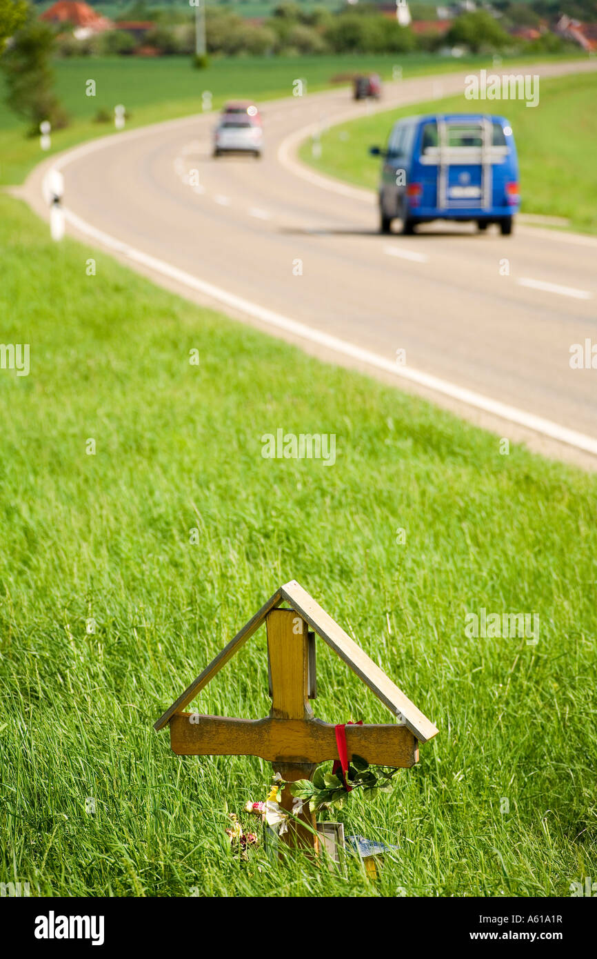 A cross at the roadside Stock Photo - Alamy