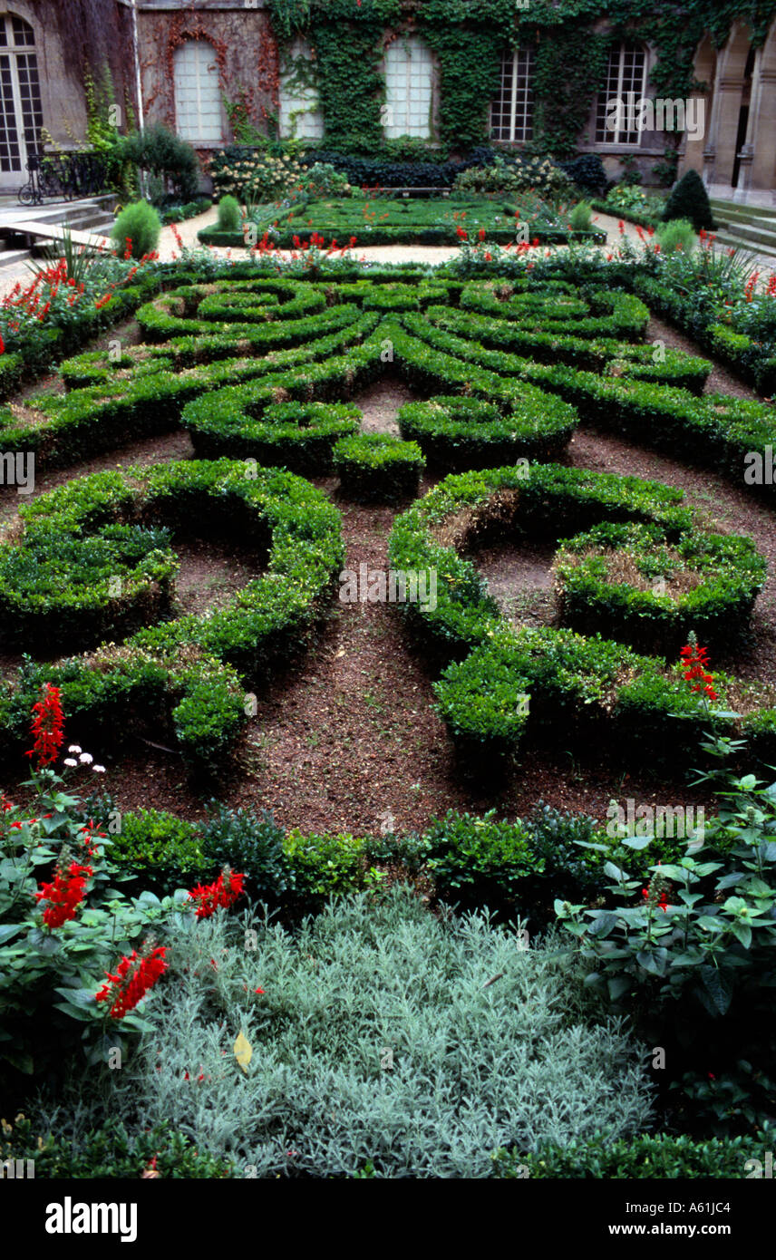 Box hedging prune hi-res stock photography and images - Alamy