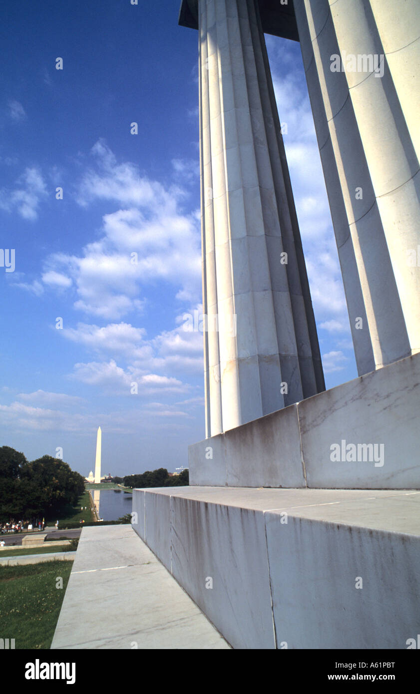 The beautiful color of the Washington Monument needle towards the sky ...