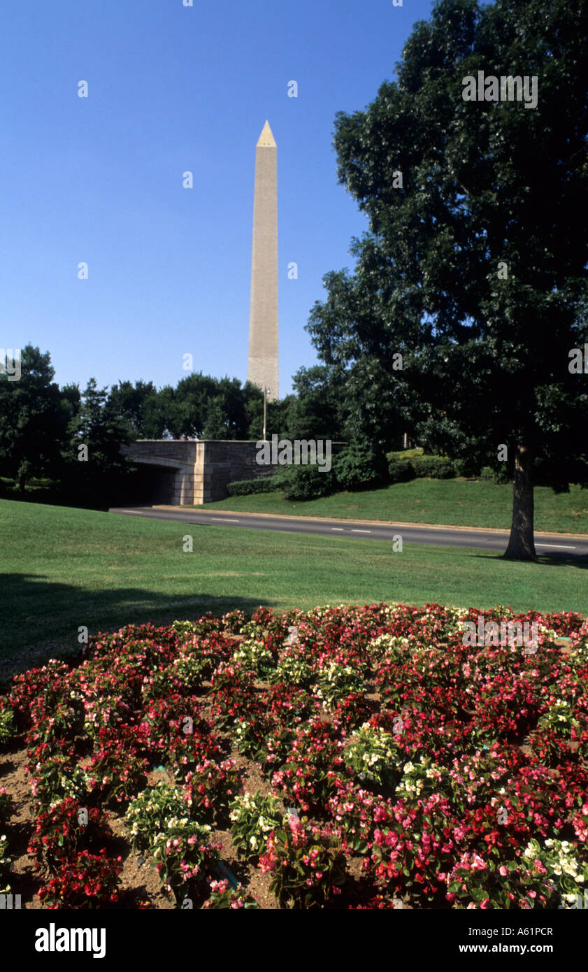 The beautiful color of the Washington Monument needle towards the sky ...