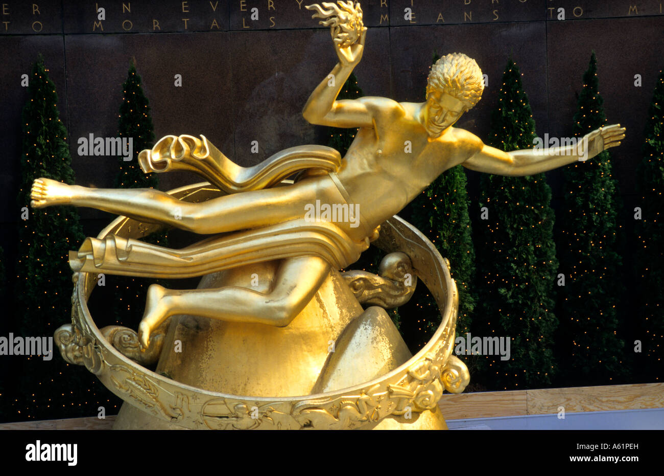 The beauty of the famous gold statue at Rockefeller Center in New York ...
