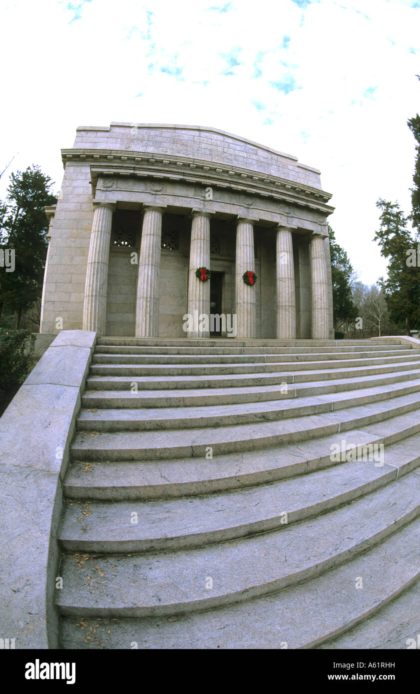 Birthplace of President Abraham Lincoln in 1809 monument in Hodgenville ...
