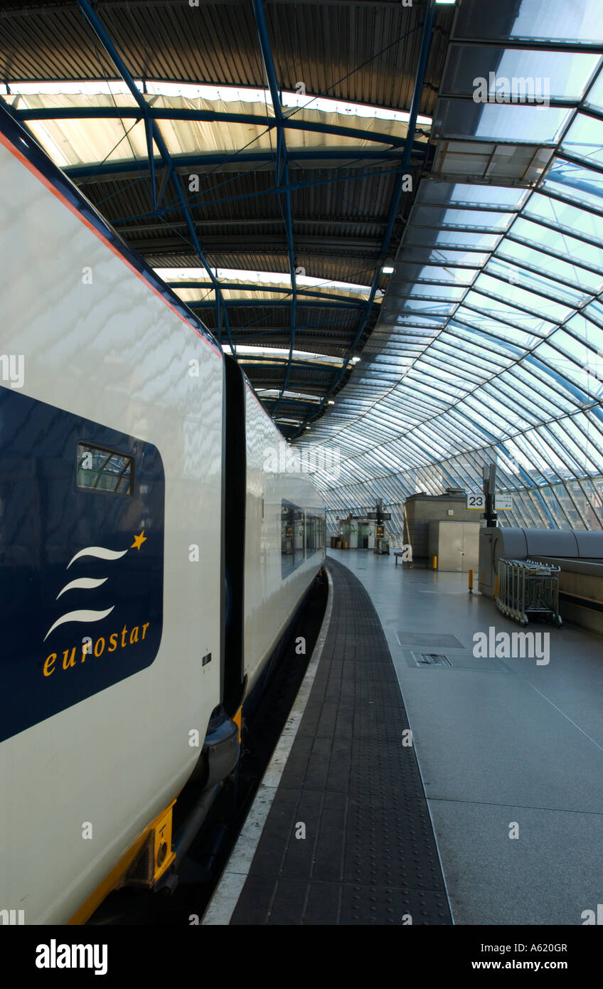 Eurostar train waterloo station london hi-res stock photography and ...