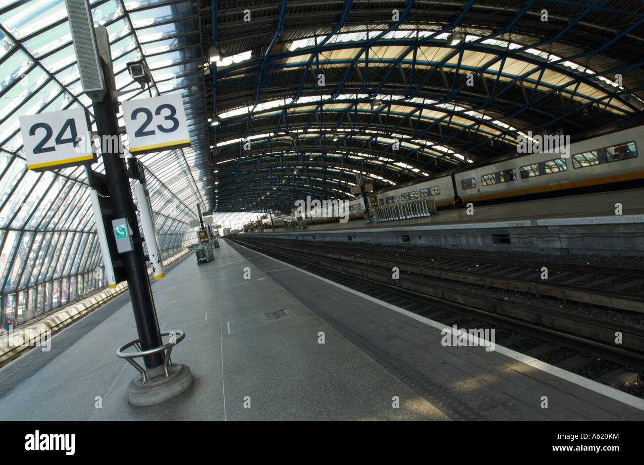 Empty platforms 23 and 24 at Waterloo Station, London Stock Photo - Alamy
