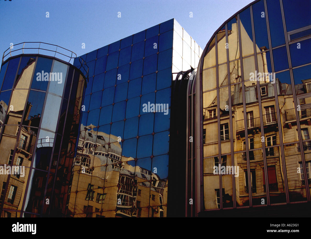 Offices buildings in paris hi-res stock photography and images - Alamy