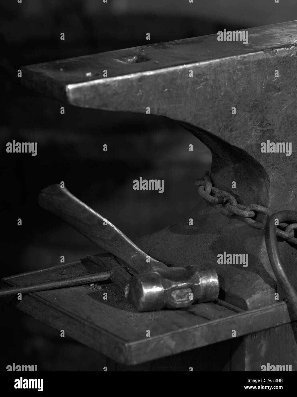 Blacksmith's anviland hammer Stock Photo - Alamy