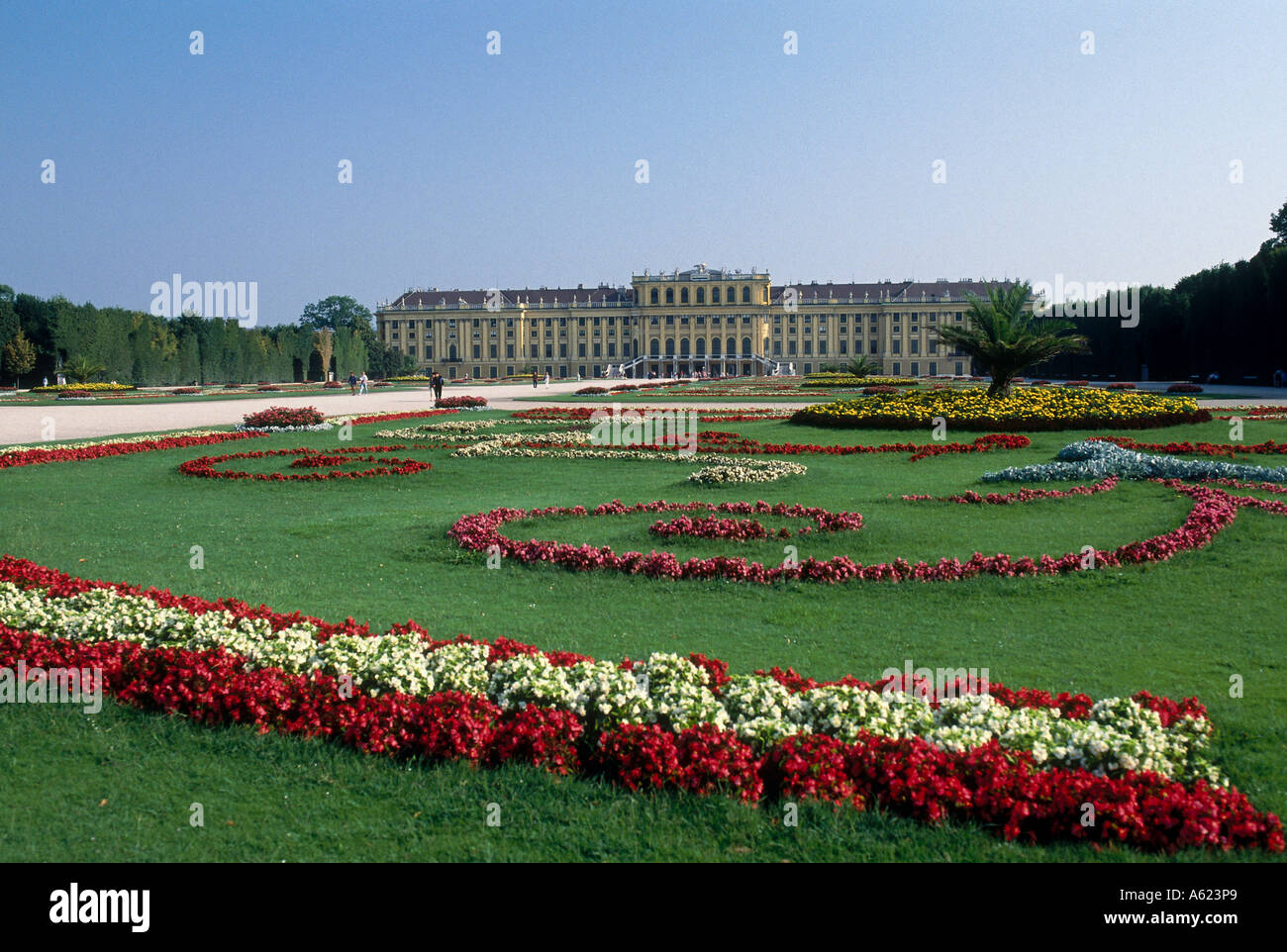 Formal garden in front of palace, Schonbrunn Palace, Vienna, Austria ...