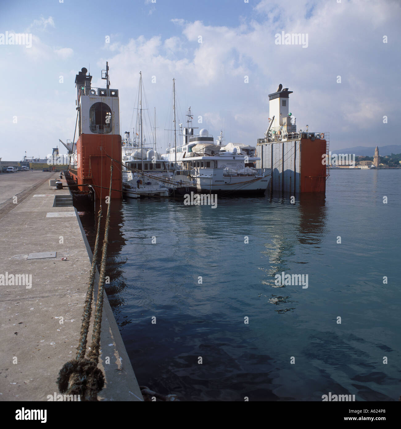 Dockwise Yacht Transport semi submersible yacht carrier Super Servant 3 ...