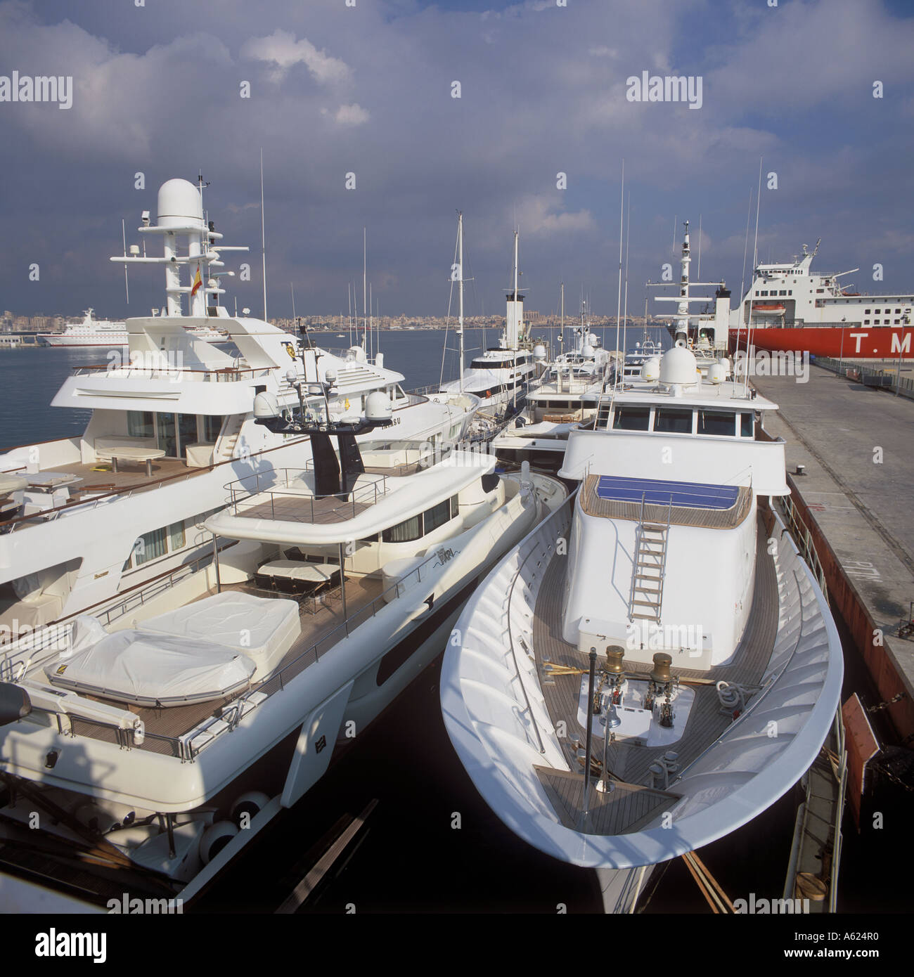 Dockwise Yacht Transport semi submersible yacht carrier Super Servant 3 ...