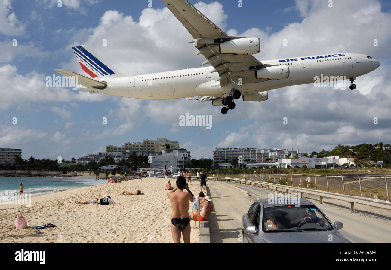 St Maarten aircraft landing Stock Photo - Alamy
