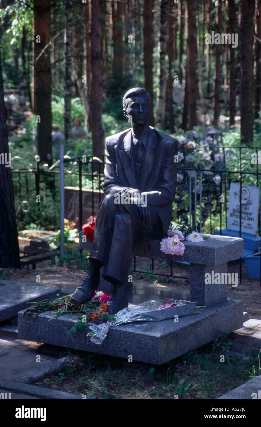 Statue of man sitting on bench in forest hi-res stock photography and ...
