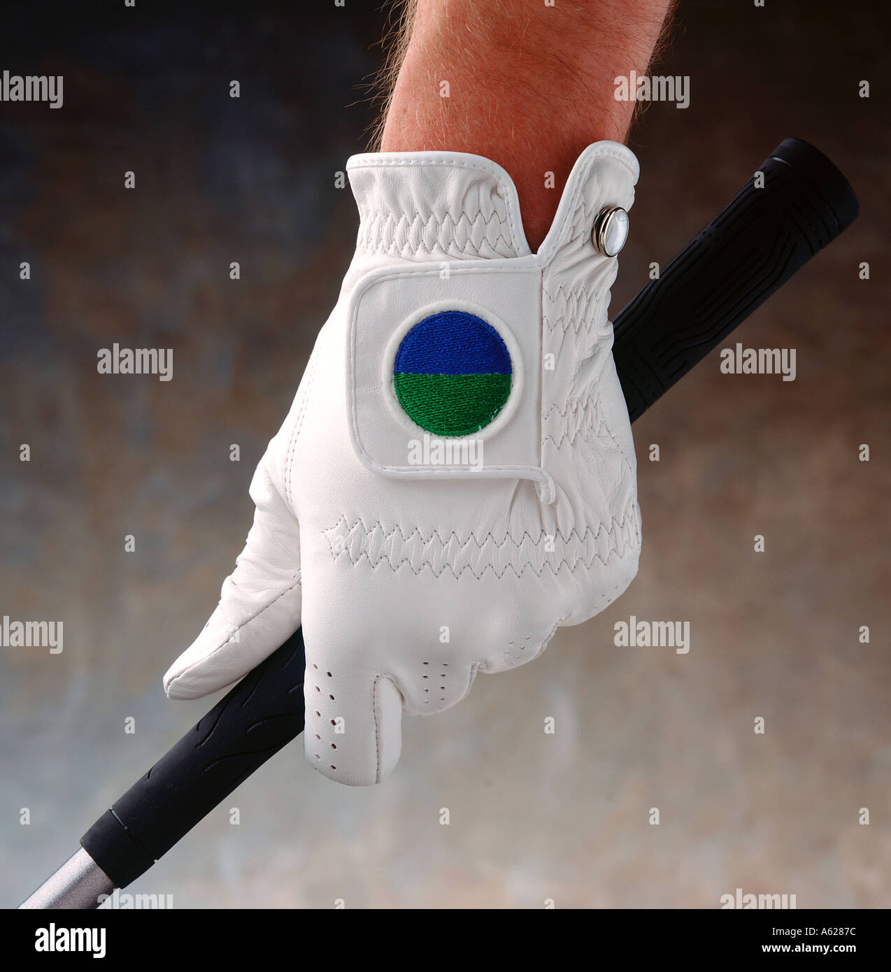 Gloved hand holds golf club Stock Photo - Alamy