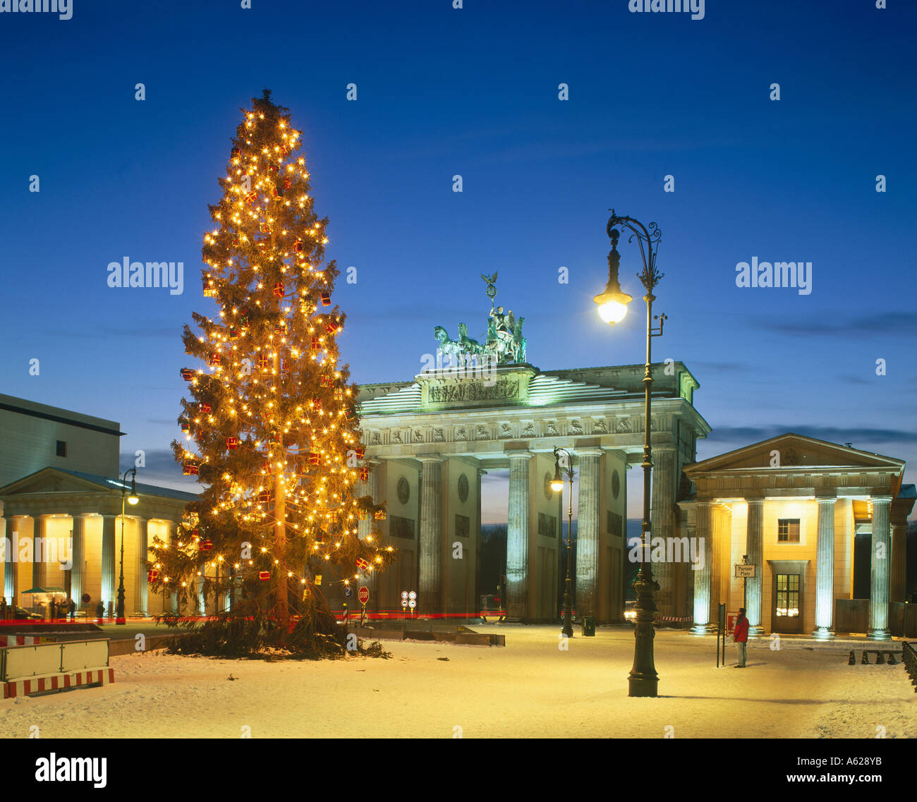 Christmas tree lit up at night, Brandenburg Gate, Berlin, Germany Stock ...