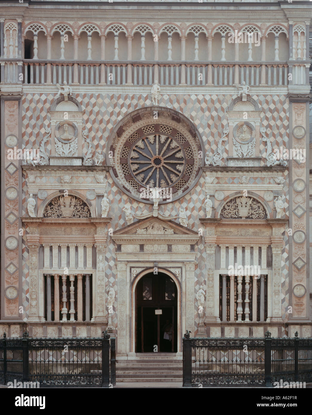 Bergamo, Colleoni Kapelle, Nord-Fassade Stock Photo - Alamy