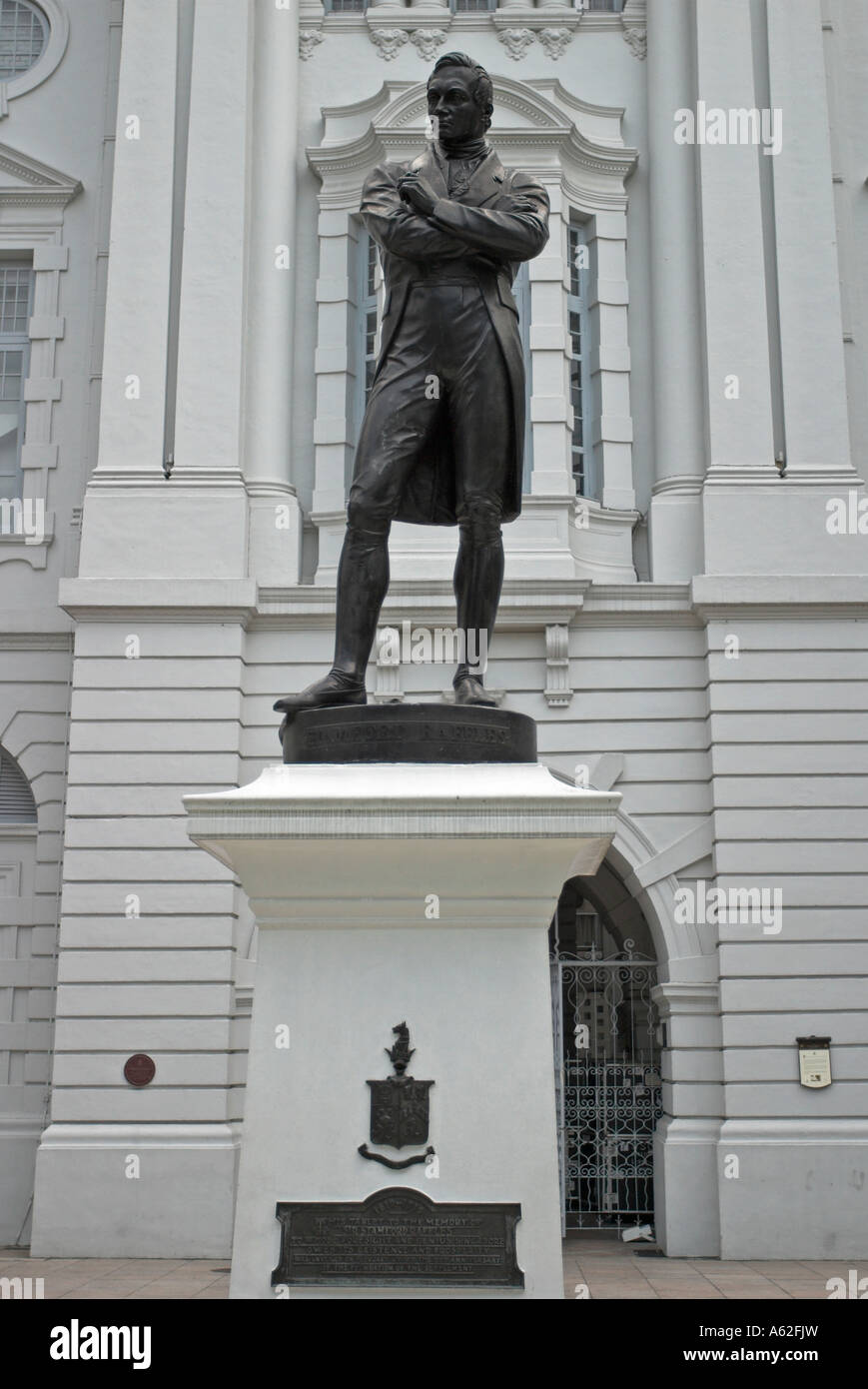 Statue of Sir Stamford Raffles outside Victoria Theatre, Singapore Stock Photo - Alamy