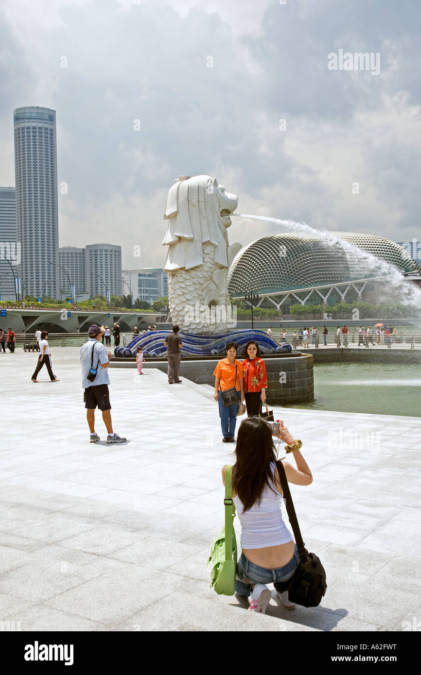 Merlion Park on the bank of the Singapore River Stock Photo - Alamy