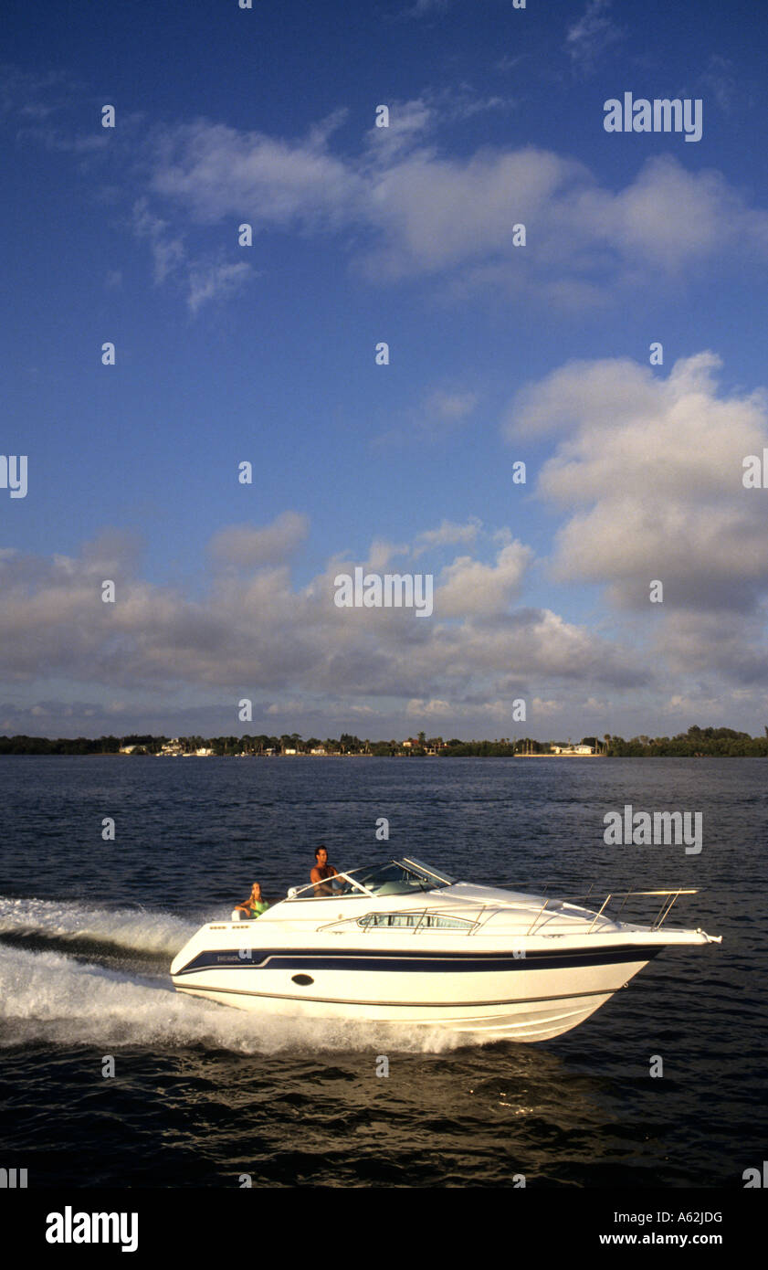 Speed boat wake hi-res stock photography and images - Alamy