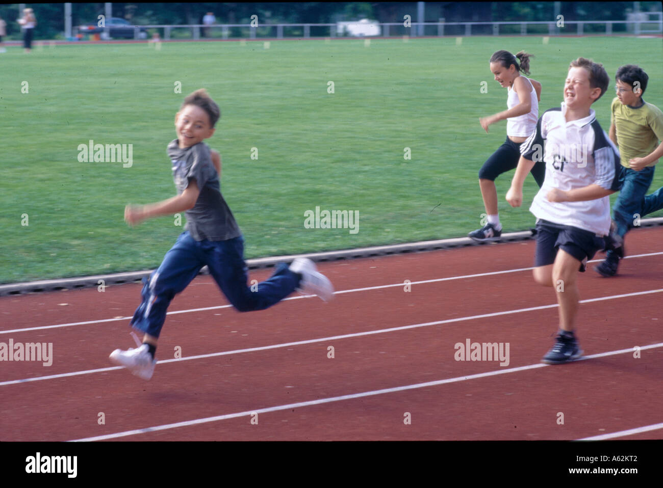 Children running track hi-res stock photography and images - Alamy