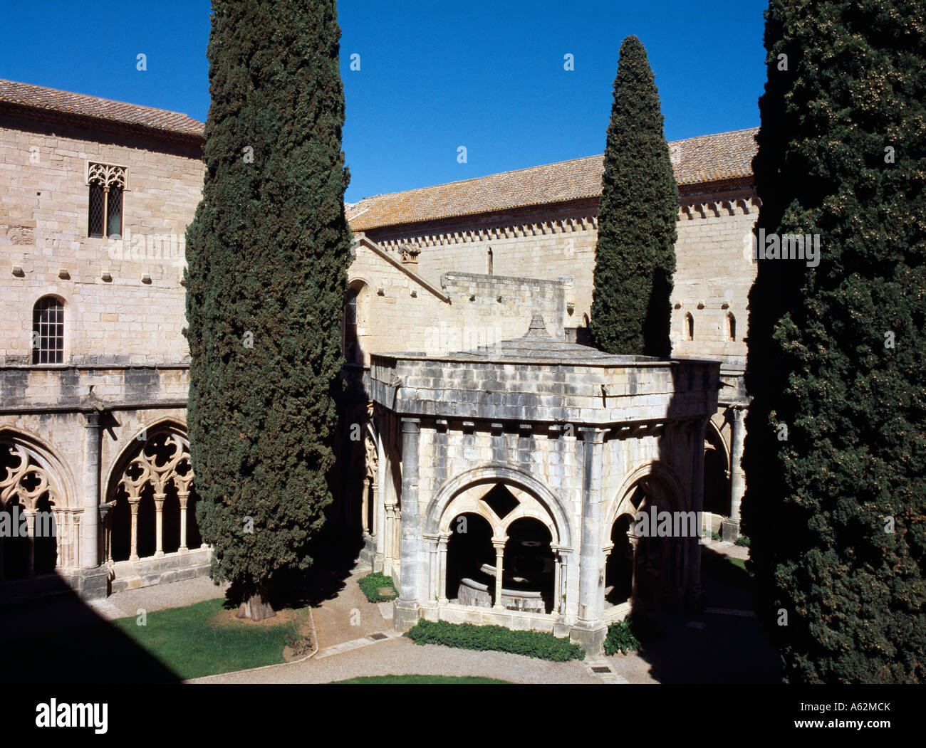 Poblet, Kloster, Blick zum Brunnenhaus Stock Photo - Alamy