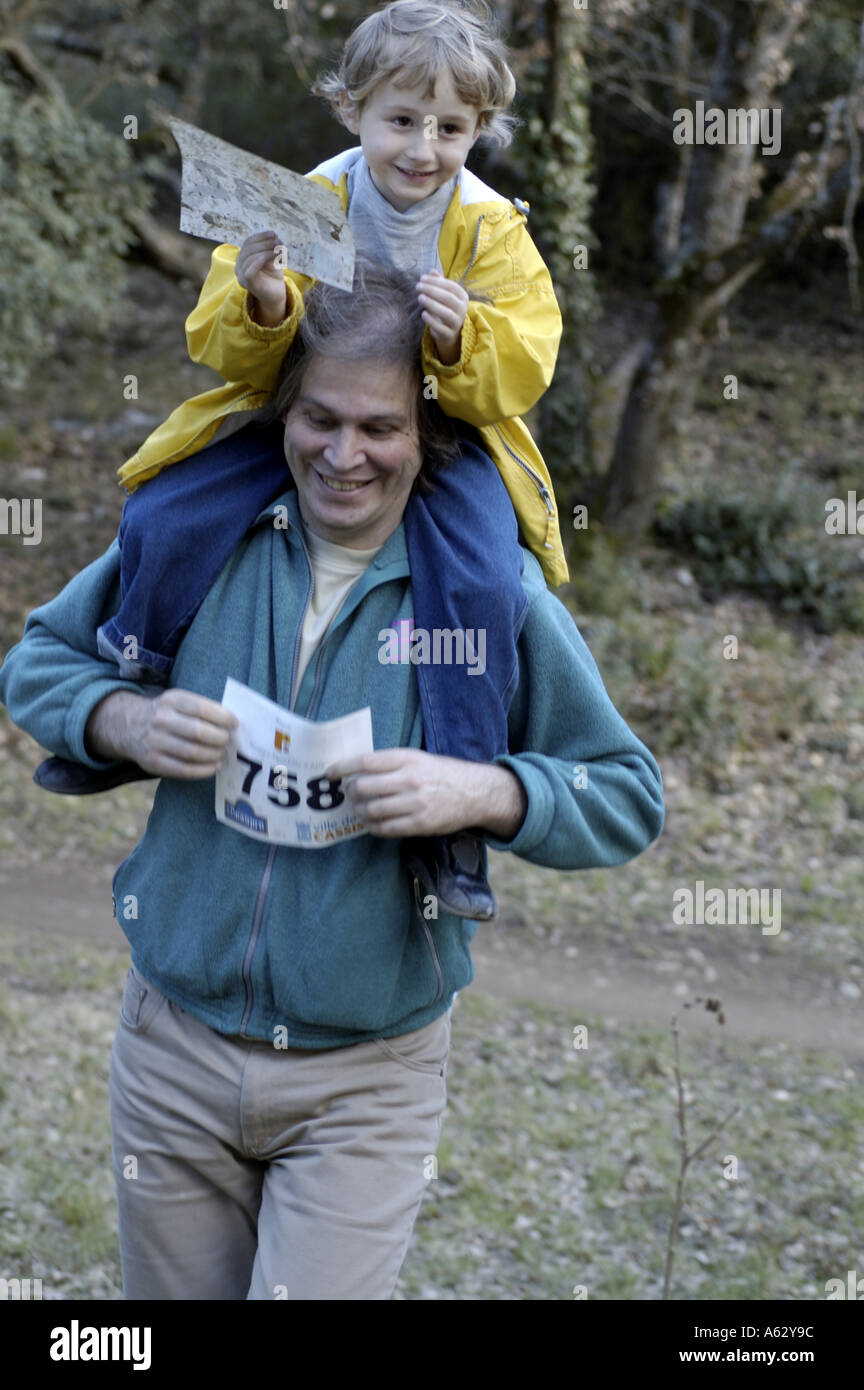 Man carrying a little girl on his shoulder Stock Photo - Alamy