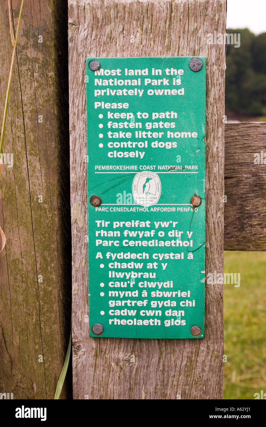 Bilingual welsh and english warning sign hi-res stock photography and ...