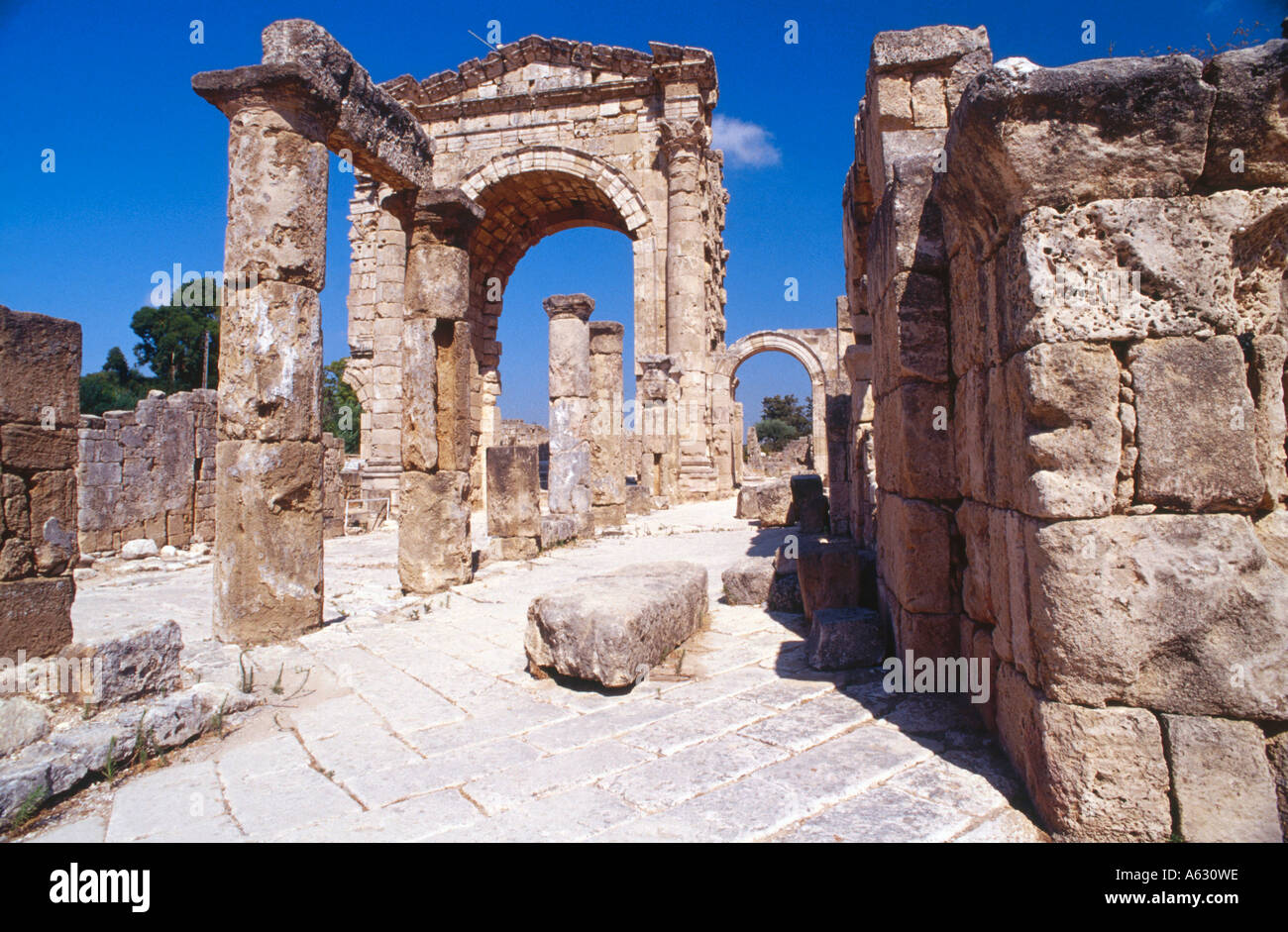 Ruins of ancient building, Triumphbogen, Al-Bass Tyre necropolis, Tyre ...