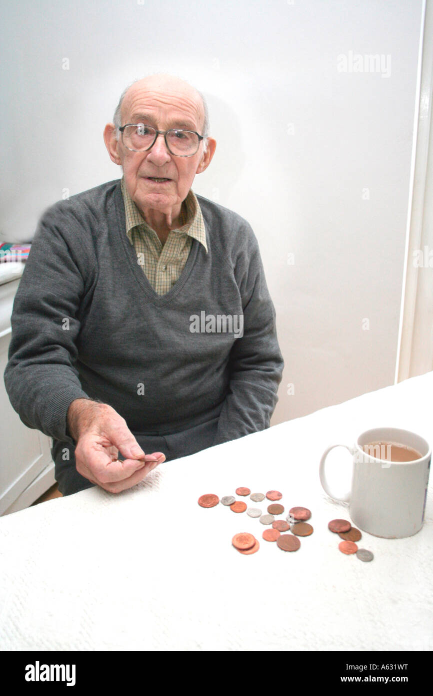 Living in poverty hi-res stock photography and images - Alamy