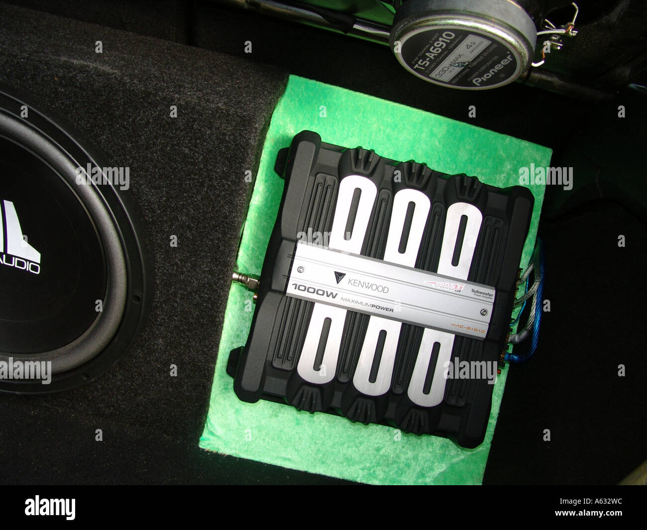 Speakers in boot hi-res stock photography and images - Alamy