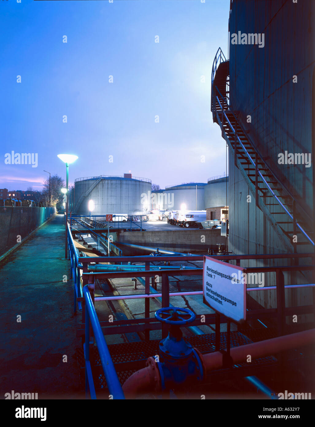 Lit up factory hi-res stock photography and images - Alamy