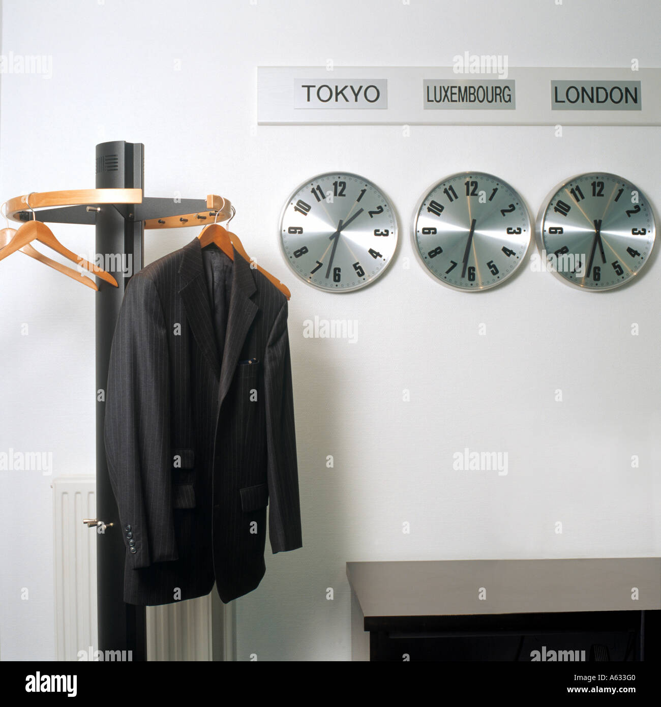 Clock on wall time zones hi-res stock photography and images - Alamy