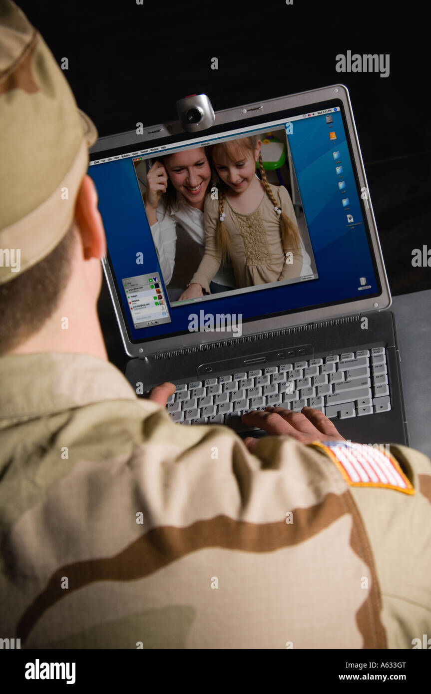 Female soldier on computer hi-res stock photography and images - Alamy