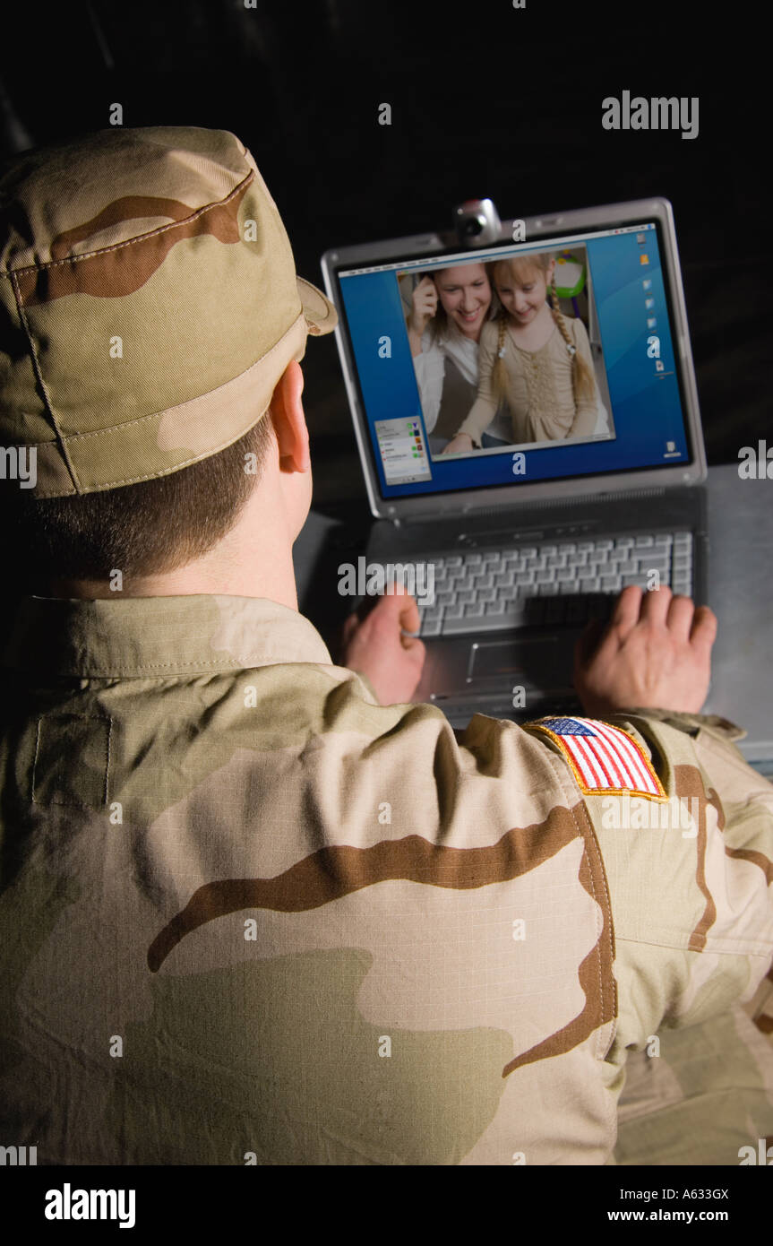 Female soldier on computer hi-res stock photography and images - Alamy