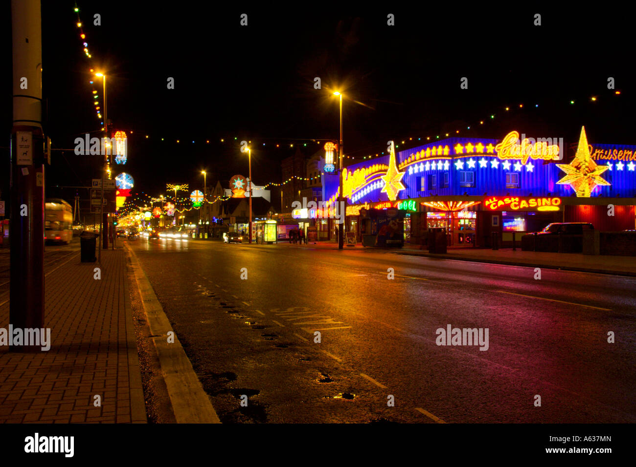 Amusement arcade night blackpool england hi-res stock photography and ...
